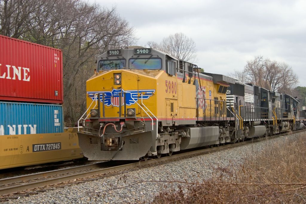 UP 5980 leading NS train 173